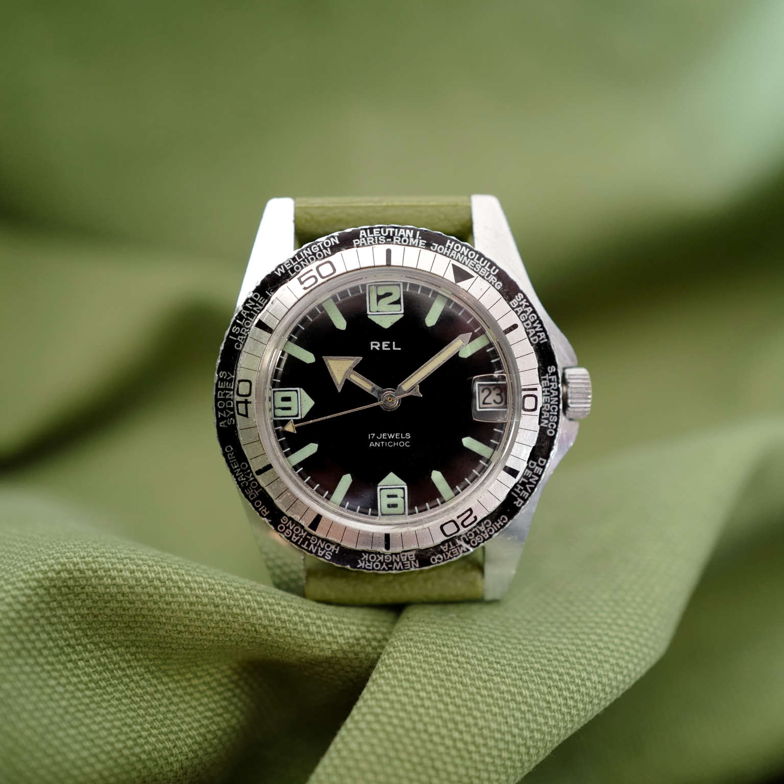 UNIVERSAL GENÈVE Polerouter Date "Genta Micro-Rotor" vintage