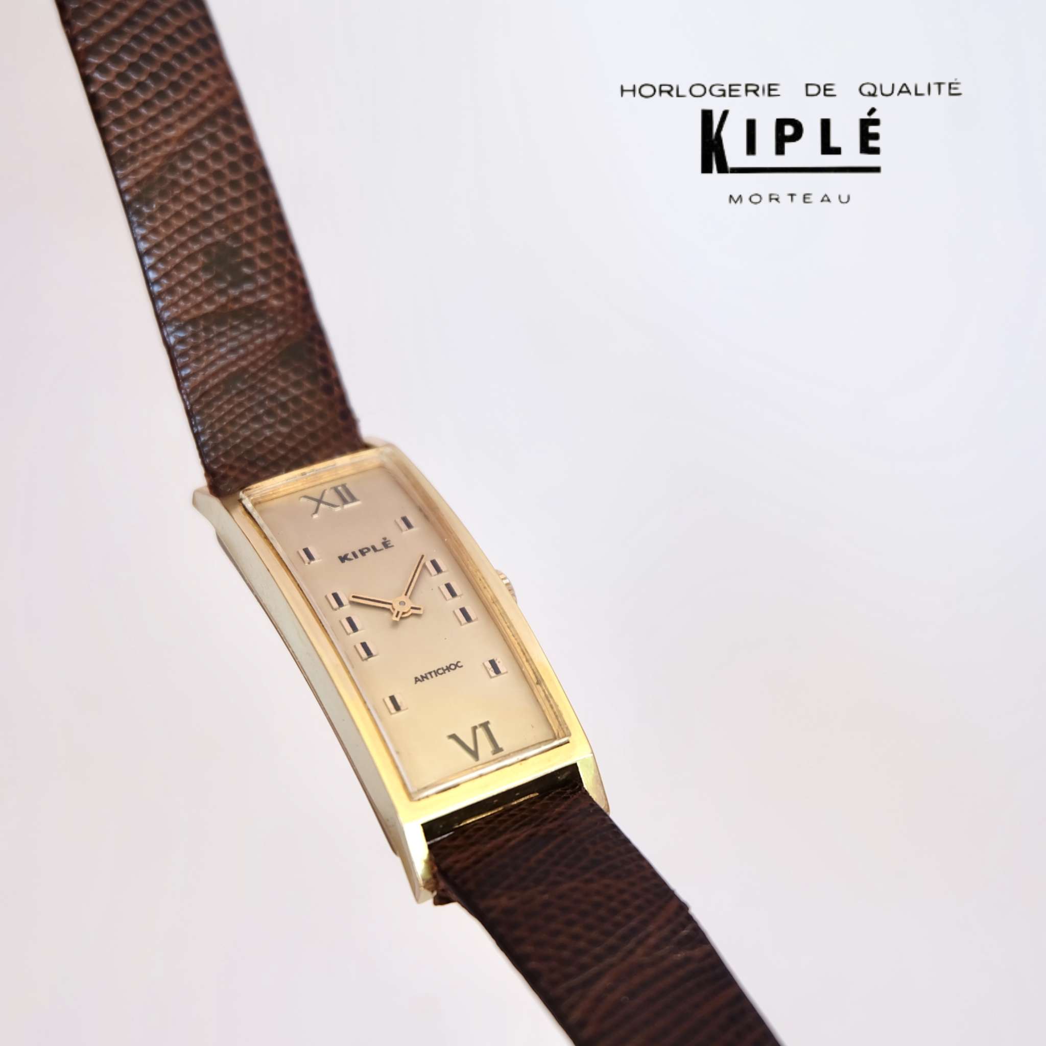Kiplé, "Montre française cintrée" • Montre tank rectangle mécanique