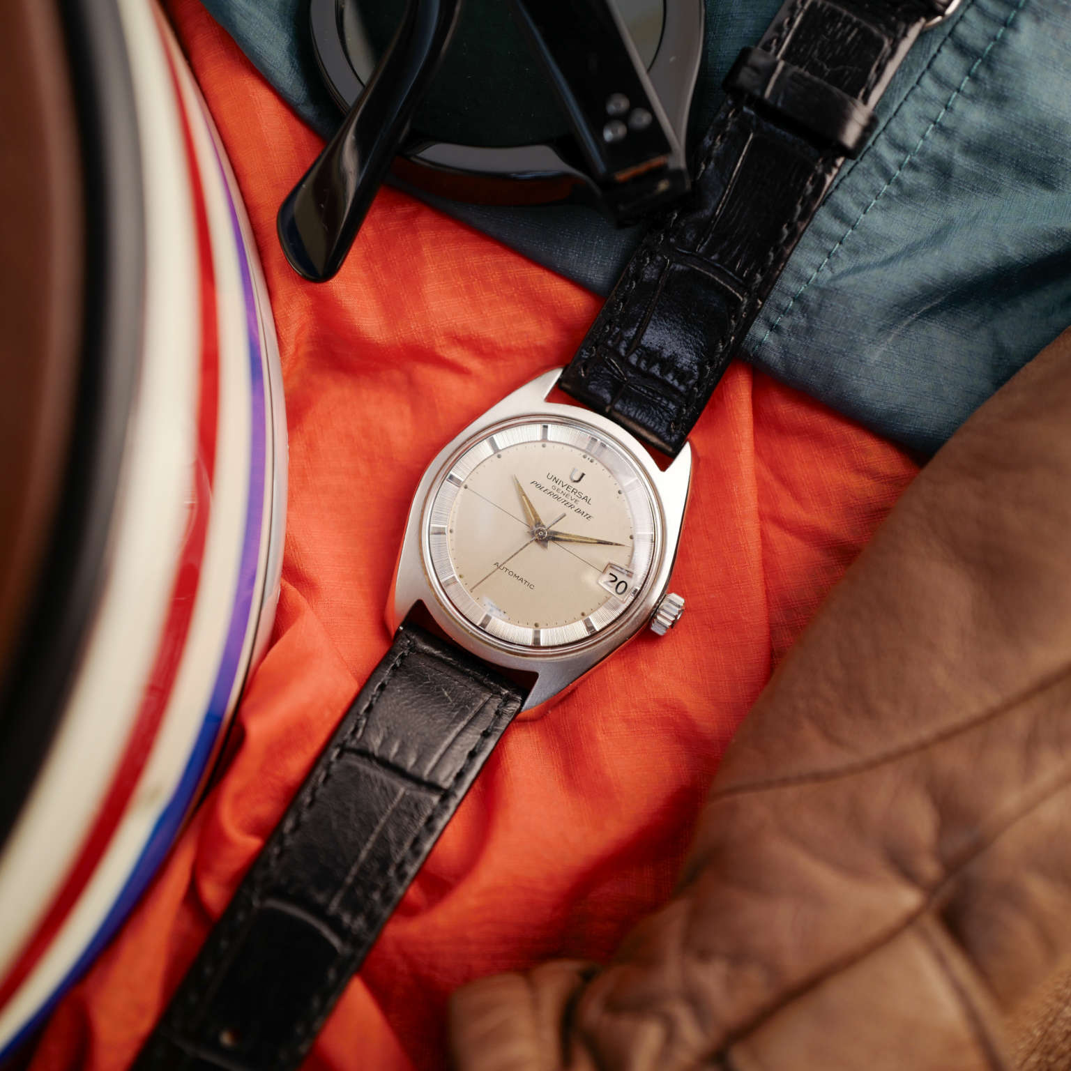 UNIVERSAL GENÈVE "Polerouter Date Micro-Rotor" (Vintage 1960's)