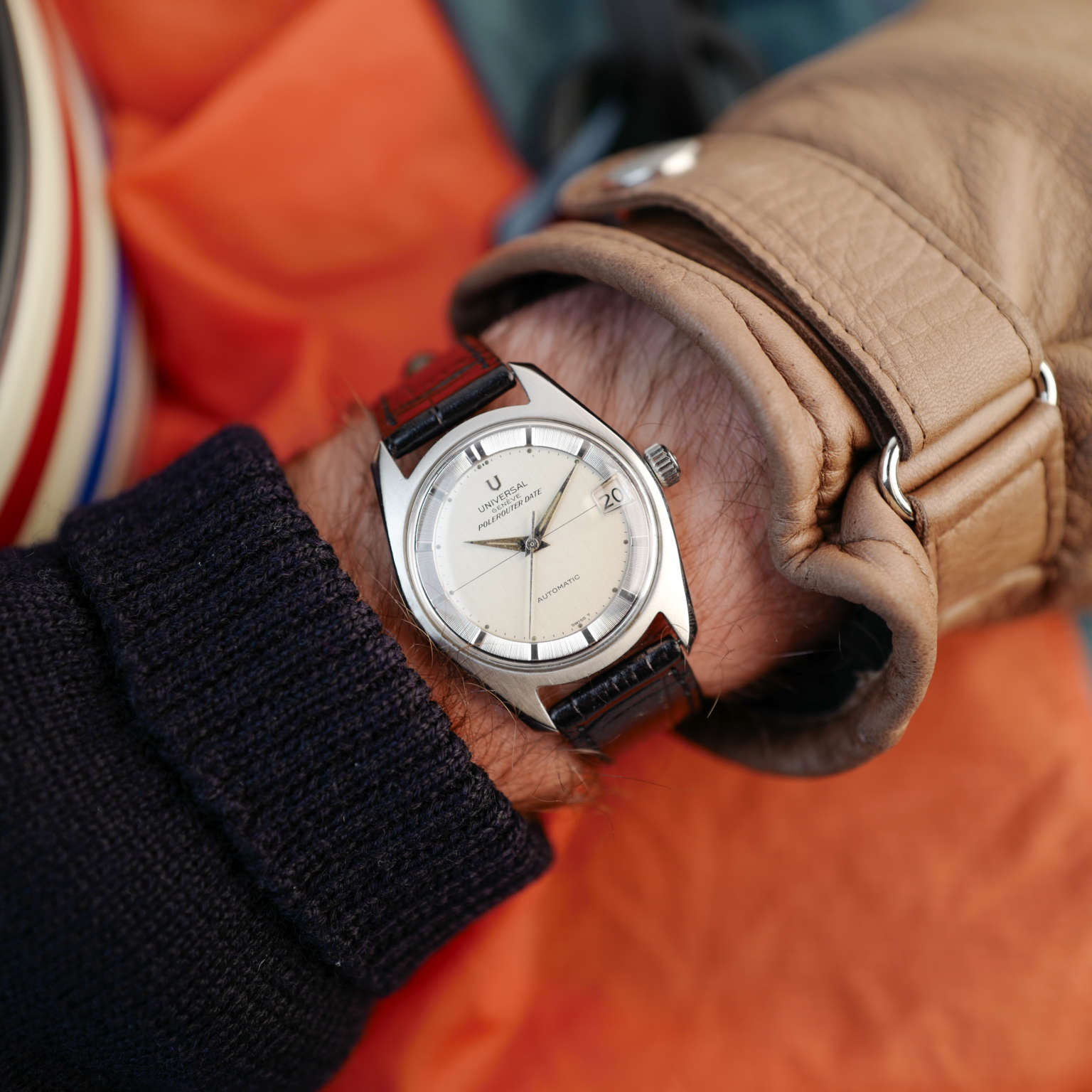 UNIVERSAL GENÈVE "Polerouter Date Micro-Rotor" (Vintage 1960's)